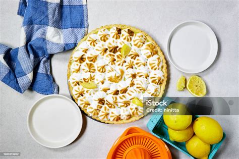 회색 배경에 과일과 오렌지 과즙 짜는기구가 있는 전통적인 프랑스 레몬 머랭 타르트 감귤류 과일에 대한 스톡 사진 및 기타 이미지