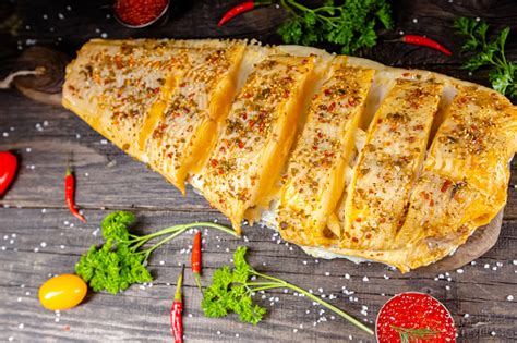 흰색 필레 Tenderloin 훈제 바다 강 물고기는 빈티지 소박한 도마와 테이블 로프 레몬과 라임의 조각은 녹색 빛 상단 측면보기 주위에 주위에 전체 라운드를 슬라이스에