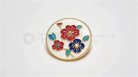 【徽章设计，元素，景泰蓝工艺，梅花，极简主义，简约，掐丝珐琅工艺，不同色块点缀，卡通主义，超级可爱，正面视角、3d立体，渲染图，超写实金属质感