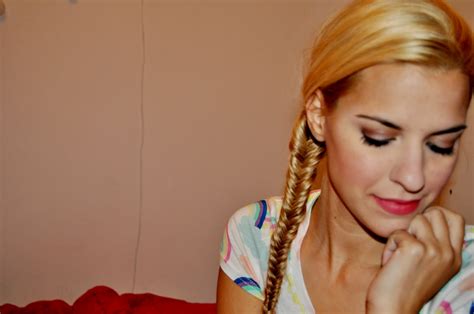TONIA FASHION TOUR Fishtail Braid