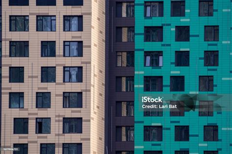 전형적인 현대 주거용 건물의 통풍이 잘되는 외관의 창문 새로운 엘리트 주거용 건물 또는 상업 단지의 파편 0명에 대한 스톡 사진 및 기타 이미지 Istock