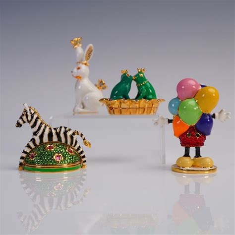 Sold At Auction 4pc Estee Lauder Solid Perfume Compacts Assorted Designs