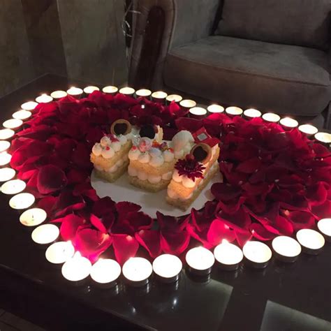 تزیین میز تولد ساده و شیک با گل و شمع تزیین میز تولد مردانه