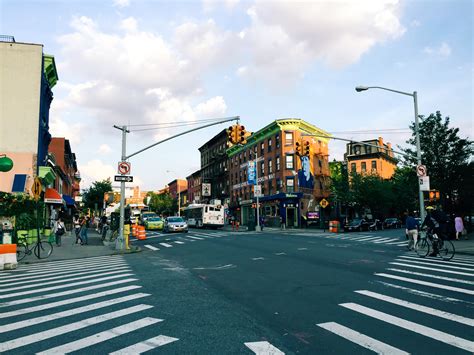 무료 이미지 보행자 산책로 도로 거리 시티 도시의 포장 도시 풍경 도심 근교 교차점 횡단 보도 레인 건물 하부 구조 자동차 마을 광장 트럭