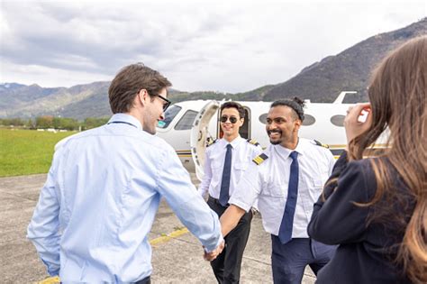 개인 제트기로 여행하는 성공적인 커플 그들은 조종사를 만난다 출장에 대한 스톡 사진 및 기타 이미지 출장 사생활 20 29세 Istock