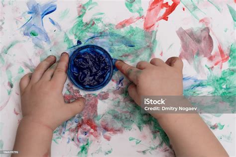 아이는 종이에 페인트에 얼룩진 손가락으로 그립니다 클로즈업 선택적 초점 교육에 대한 스톡 사진 및 기타 이미지 교육 그리기 다중 색상 Istock