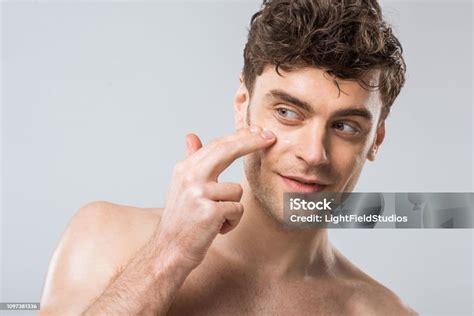 회색에 고립 된 얼굴에 화장품 크림을 적용 하는 행복 한 사람 남자에 대한 스톡 사진 및 기타 이미지 남자 피부 관리 얼굴 크림 Istock