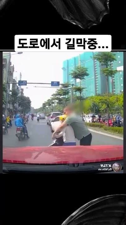 도로에서 길막중인 아줌마와 빡친 운전자 Youtube