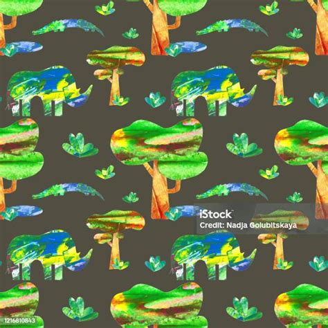 어두운 회색 배경에 나무 잔디와 구름 악어와 코뿔소의 다채로운 수채화 종이 콜라주의 원활한 패턴 수제 공예용지로 만든 귀여운