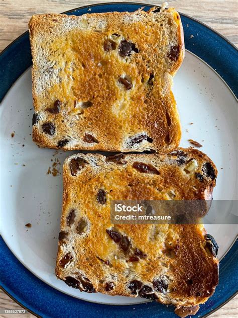버터 구운 과일 빵 부활절 음식 상승 된 전망이 들어있는 파란색 테두리 접시의 클로즈업 이미지 건포도 빵에 대한 스톡 사진 및 기타 이미지 Istock