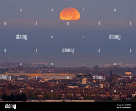 Minster On Sea Kent Uk 19th Nov 2021 Uk Weather The Partial Lunar