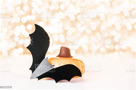 휴일 조명 보케의 황금 배경에 검은 플라스틱 박쥐로 장식 된 호박의 형태로 케이크와 할로윈 배경 공간을 복사합니다 10월에 대한 스톡 사진 및 기타 이미지 Istock