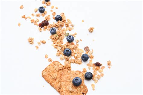 바삭한 뮤 즐 리 쿠키와 블루베리 아침 시리얼 흰색 배경에 고립 선택적 초점 평면도 갈색에 대한 스톡 사진 및 기타 이미지 갈색 건강한 식생활 건포도 Istock