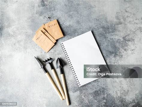 회색 배경에 종이 봉투에 텍스트 정원 도구 및 씨앗에 대한 흰색 노트북을 엽니 다 맨 위 보기 정원 컨셉 0명에 대한 스톡 사진 및 기타 이미지 Istock