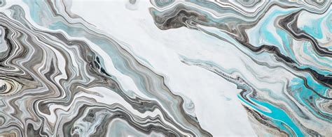 모조 대리석 액체 잉크 흰색 표면에 밝은 파란색 색조와 유체 예술 배경입니다 캔버스에 아크릴 페인트의 추상적 인 대리석 효과 혼합 색상과 마법의 질감 현대적인 인테리어