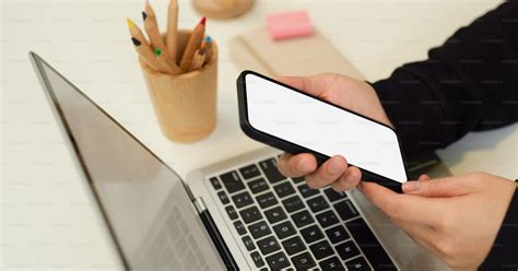 스마트 폰을 사용하는 여성 손의 자른 샷에는 노트북 및 문구류로 작업하는 동안 클리핑 경로가 포함됩니다 사진 Unsplash의 문자 메시지 이미지