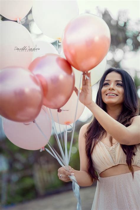 එයා උපන්දිනය සැමරුවේ කැමතිම කෙනා එක්ක ලු සුරූපී තරුණියක් බල්ලෙක් එක්ක මුහුදු වෙරළේ ගත්ත