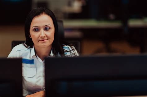 데이터 시스템 제어실 사무실에서 근무하는 여성 보안 운영자 다중 디스플레이가있는 워크 스테이션에서 작업하는 기술 운영자 여러