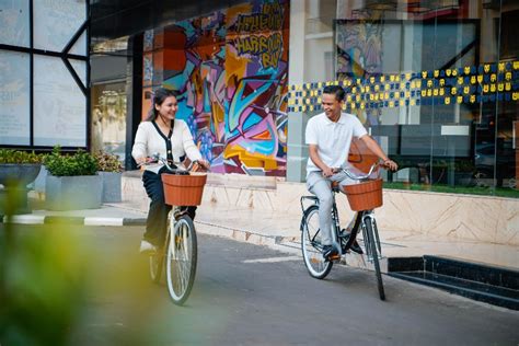Olahraga Sore Keliling Harbour Bay Dengan Sepeda Santai Di Yello Hotel