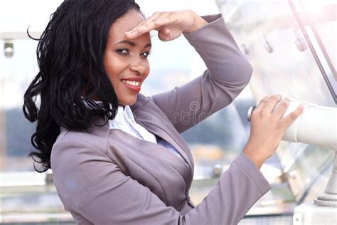 Femme Africaine Regardant Par Des Jumelles Photo Stock Image Du