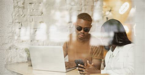 카페 나 레스토랑에서 일하는 사업가와 사업가 원격 및 프리랜서 작업의 개념입니다 스마트폰을 사용하는 어린 소녀 노트북을