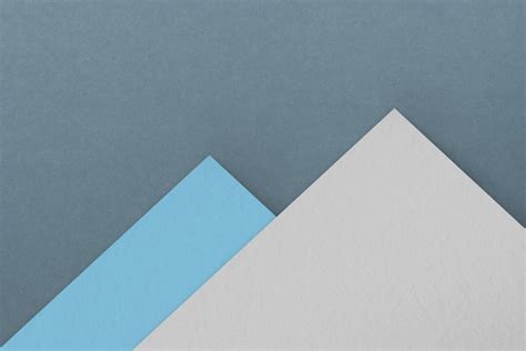 파란색과 흰색 종이 조각이 서로 위에 놓여 있습니다 사진 Unsplash의 무료 미니멀리즘 이미지