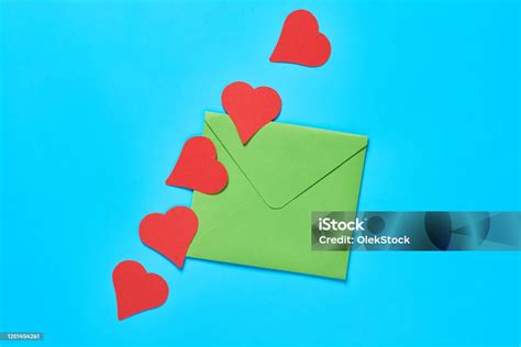 파란색 책상에 녹색 우편 봉투와 빨간 종이 하트를 닫은 사랑의 메시지 발렌타인 데이의 개념 맨 위 보기 클로즈업 개념에 대한 스톡 사진 및 기타 이미지 Istock