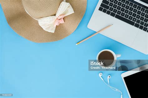 사무실 책상 작업 공간평면 누워 평면도 노트북 여름 모자 커피와 파란 파스텔 배경에 배치 스마트 태블릿 작업 공간의 복사 공간 파스텔 블루 컬러 배경 공간 개념 개념에 대한