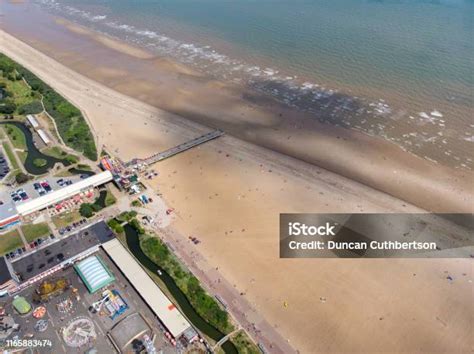 아름다운 화창한 날에 해변과 부두를 보여주는 영국 링컨셔 의 이스트 린지 지구의 영국 해변 마을 인 Skegness의 항공 사진 Carnival에 대한 스톡 사진 및 기타