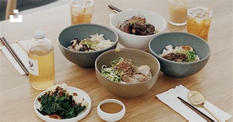 갈색 나무 테이블에 녹색과 흰색 세라믹 그릇 사진 Unsplash의 무료 가파르다 이미지