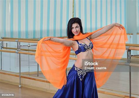 배꼽 댄스에 대한 의상을 입고 있는 아름다운 백인 여성이 춤을 추고 있다 갈색 머리에 대한 스톡 사진 및 기타 이미지 갈색 머리 관능 문화 Istock