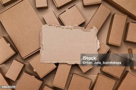 공예 종이 평면도에서 골판지 상자 더미 에코 배송 폐기물 제로 플라스틱 프리 패키지 개념에 대한 스톡 사진 및 기타 이미지