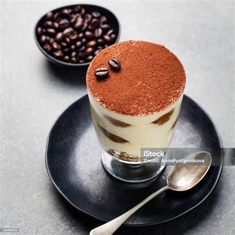 티라미수 회색 돌 배경에 유리에 전통적인 이탈리아 디저트 가루로 빻은에 대한 스톡 사진 및 기타 이미지 가루로 빻은 갈색 거품 내기 Istock