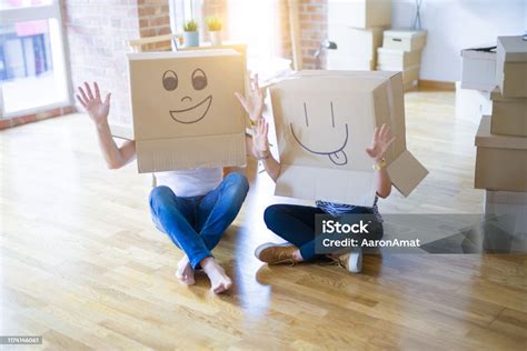 새 집으로 이동 머리 위에 재미있는 얼굴골판지 상자를 입고 중년 부부 2명에 대한 스톡 사진 및 기타 이미지 2명 사람 얼굴 상자 Istock