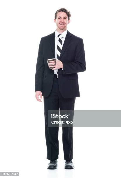 전면보기전체 길이2029세 성인 미모의 젊은 여성여성 매니저실업가비즈니스맨 스탠딩 슈트행복쾌활 한 커피 컵 들고 20 29세에 대한 스톡 사진 및 기타 이미지 Istock