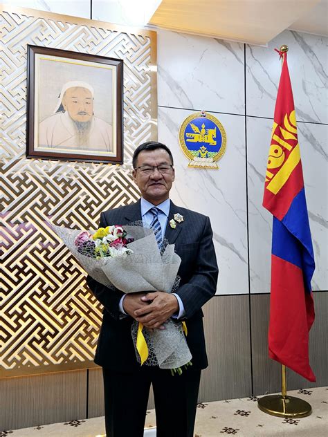 Д Нямсүрэнг “Алтан гадас” одонгоор шагналаа Dnn Mn