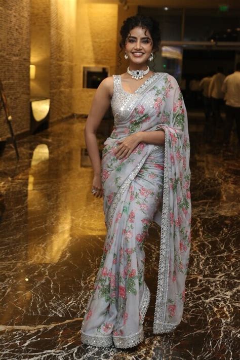 Anupama Parameswaran చీరకట్టులో అనుపమ కనికట్టు స్లీవ్‌లెస్ జాకెట్‌లో