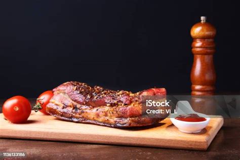 얇게 썬 돼지고기 갈비 바베 큐 트리 플로 인 스테이크와 치 치 추리 소스 토마토는 어두운 배경에서 보드를 절단 합니다 Chimichurri에 대한 스톡 사진 및 기타