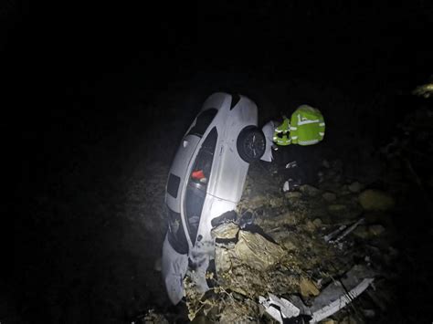 轿车侧翻滑下山坡 南漳民警破窗紧急救援 板桥镇 车辆 救护车