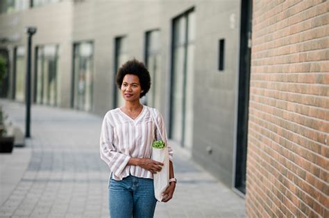 흑인 여성은 재사용 가능한 면화 에코 생산 가방으로 과일과 채소를 쇼핑합니다 제로 폐기물 라이프 스타일 개념 가방에 대한 스톡 사진 및 기타 이미지 Istock