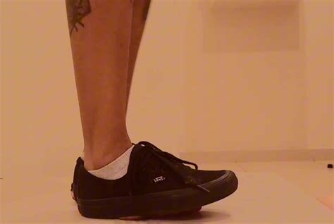 Brazilian Woman Trampling A Dick Broken 日本語で