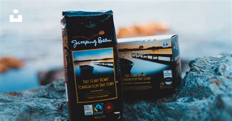 낮 동안 수역 근처의 회색 바위에 검은색과 갈색으로 표시된 상자 사진 Unsplash의 무료 바깥 이미지