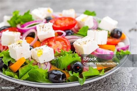그리스 샐러드입니다 토마토 양파 오이 후추 올리브 양상추와 페타 치즈와 신선한 야채 샐러드 접시에 그리스 샐러드 건강한 생활방식에 대한 스톡 사진 및 기타 이미지 Istock