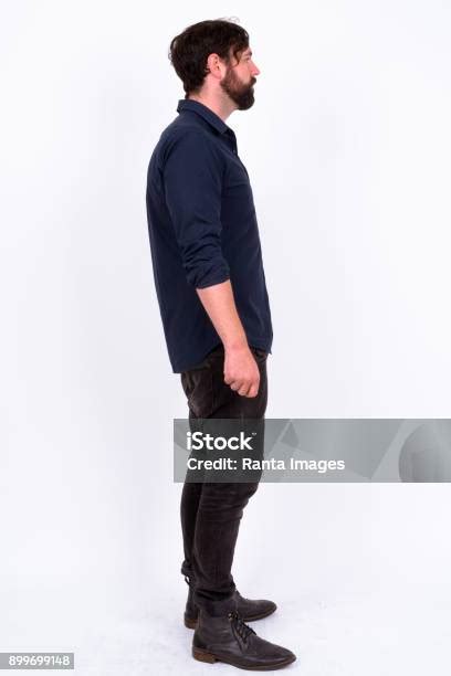 파란 눈과 문신 흰색 배경에 서 있는 잘생긴 수염된 남자의 전체 길이 총 30 39세에 대한 스톡 사진 및 기타 이미지 30