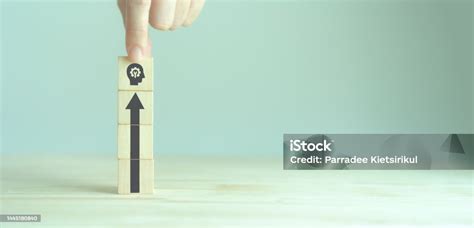 비판적 사고와 문제 해결 기술 개발 개념 지식 사실 및 데이터를 사용하여 문제를 효과적으로 해결하는 능력 정보를 적용 분석 합성 및 평가합니다 가능한에 대한 스톡 사진 및