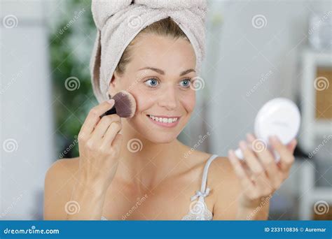 Bella Joven Mujer Con Piel Limpia Y Fresca Perfecta Foto De Archivo Imagen De Azul Retrato