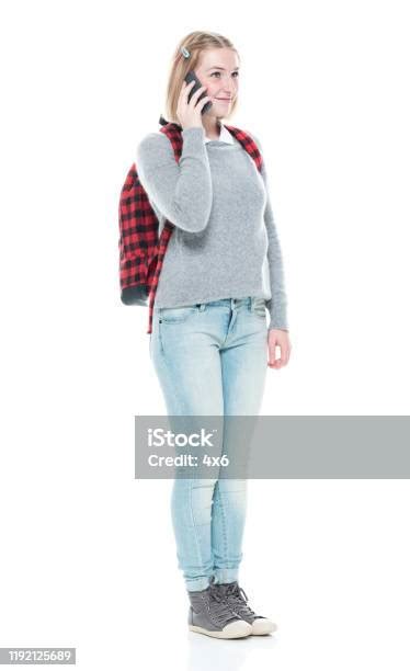 전체 길이측면 보기프로필 보기 1617 세 아름 다운 금발 머리 세대 Z 젊은 여자여자 십 대 여자학생고등학생중학생 서 서휴대 전화가방스마트폰을 사용 하 여 16 17 살에