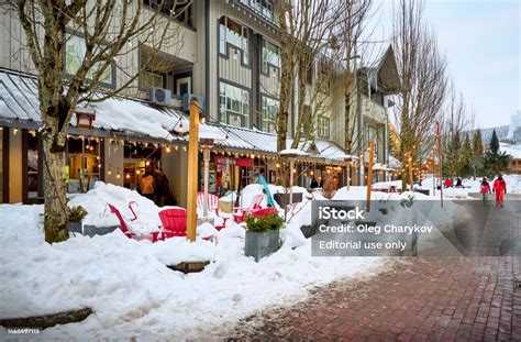 겨울에는 유명한 휘슬러 스키 리조트의 거리에서 관광객과 스키어 휘슬러 브리티시 컬럼비아에 대한 스톡 사진 및 기타 이미지 휘슬러 브리티시 컬럼비아 겨울 마을 Istock