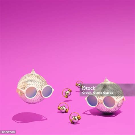 보라색 배경에 헤드폰과 선글라스가 있는 반짝이는 디스코 볼과 싸구려 크리스마스 새해 및 겨울 휴가 파티 음악 및 행복의 개념 좋은 분위기 보라색에 대한 스톡 사진 및 기타