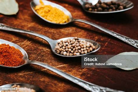 다채로운 다양 한 허브와 향신료 어두운 배경에 요리 나무 배경에 향미료와 나물입니다 0명에 대한 스톡 사진 및 기타 이미지 0명 가루로 빻은 건조한 Istock